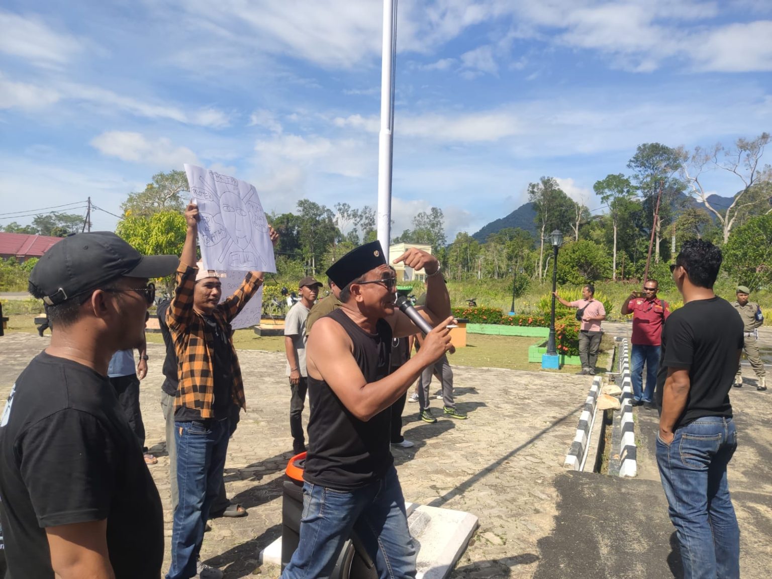 Gedung DPRD Lingga Memanas, Demonstran Desak Pembayaran Hutang Proyek ...