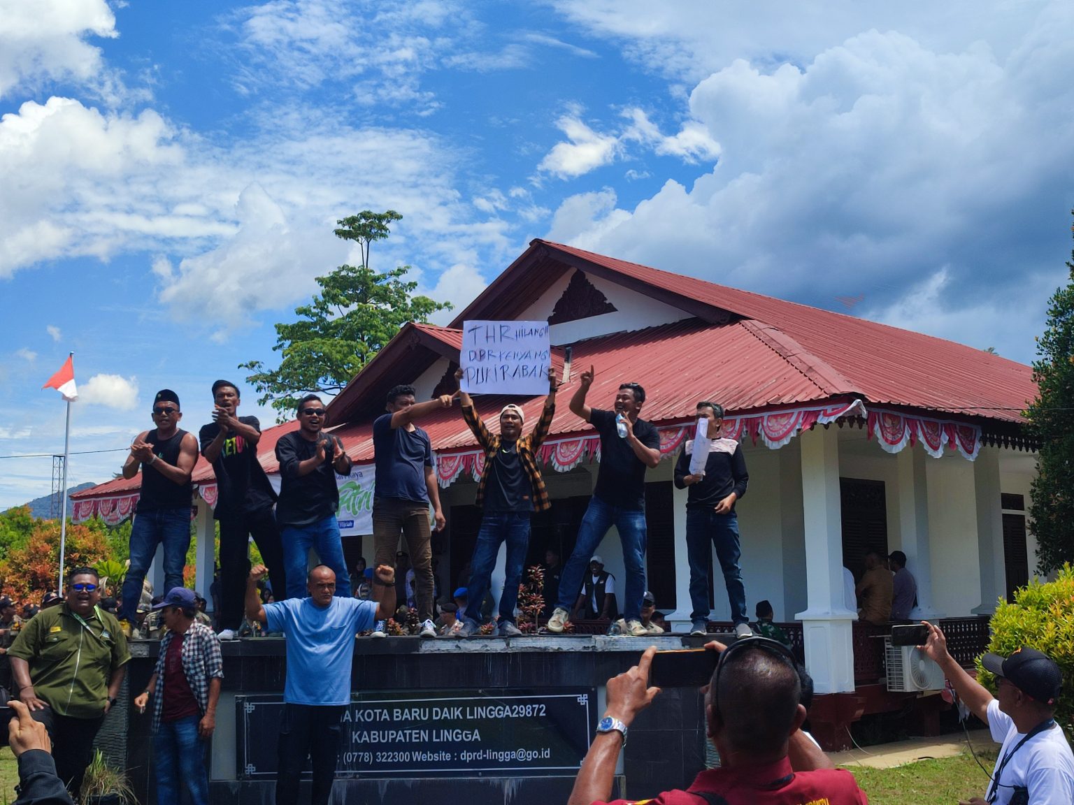Gedung DPRD Lingga Memanas, Demonstran Desak Pembayaran Hutang Proyek ...